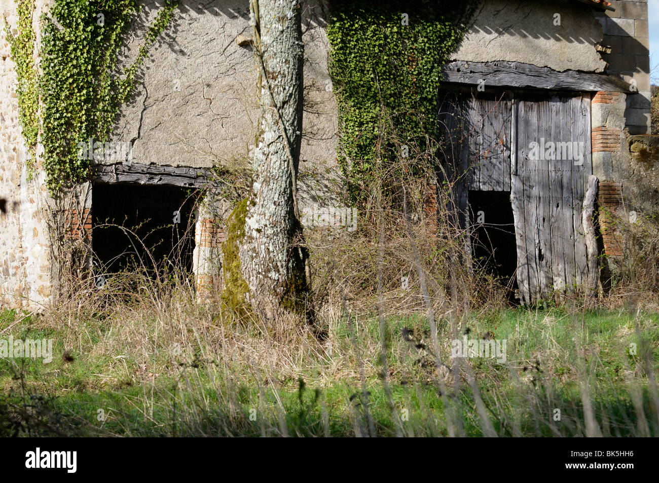 Old french barn hi-res stock photography and images - Alamy