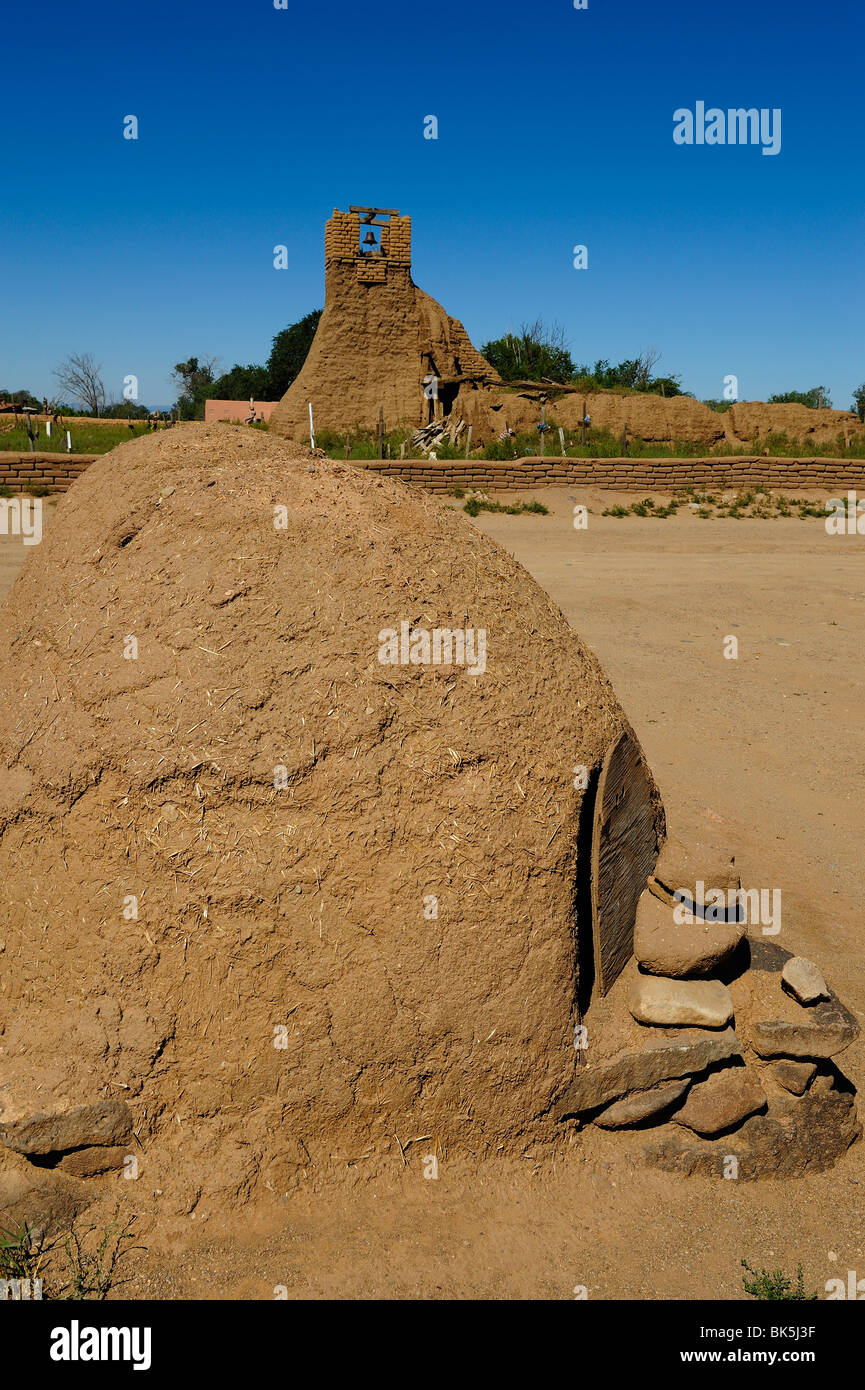 Adobe bread oven in taos pueblo hi-res stock photography and images - Alamy