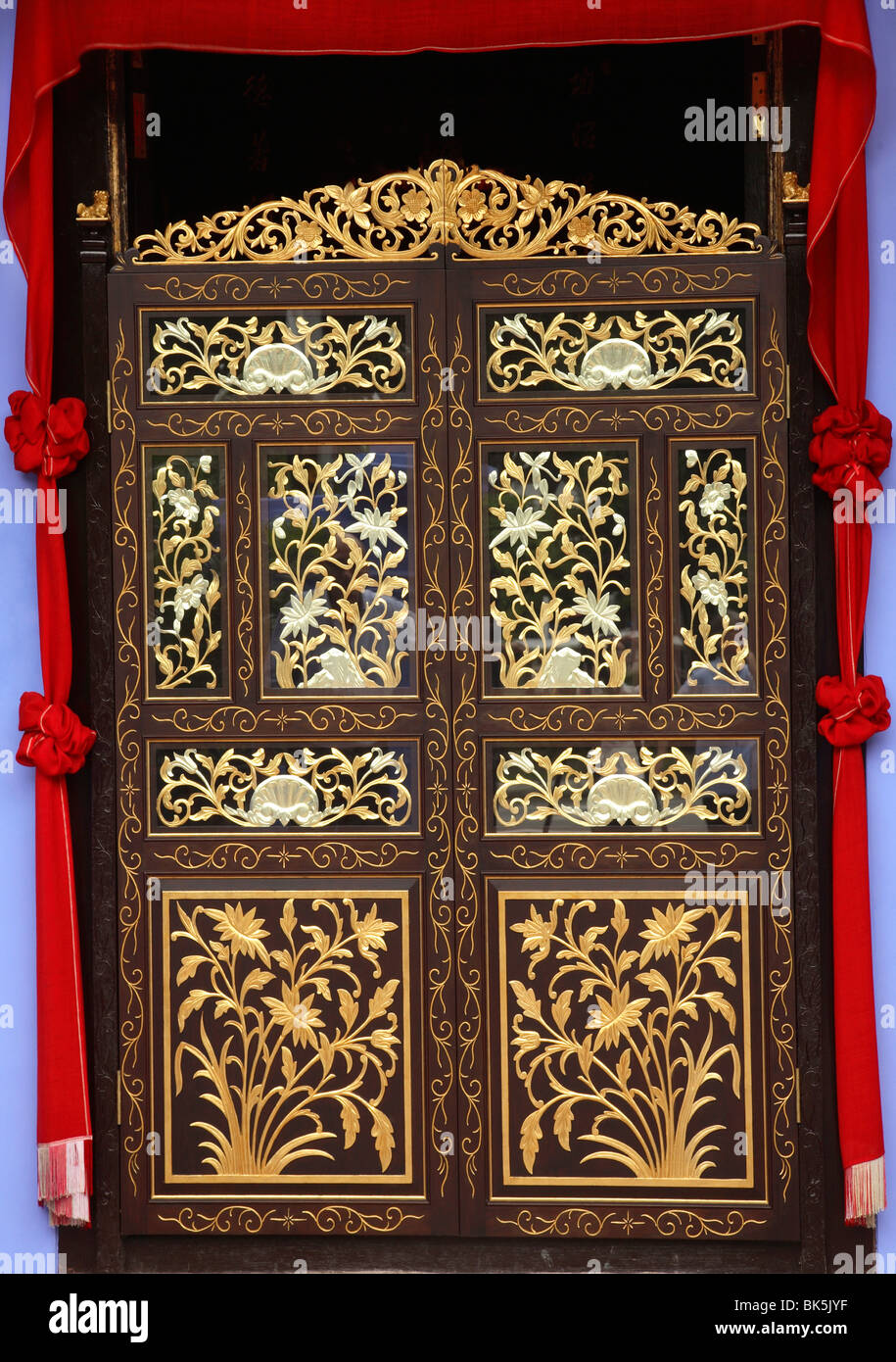 Chinese door detail hi-res stock photography and images - Alamy