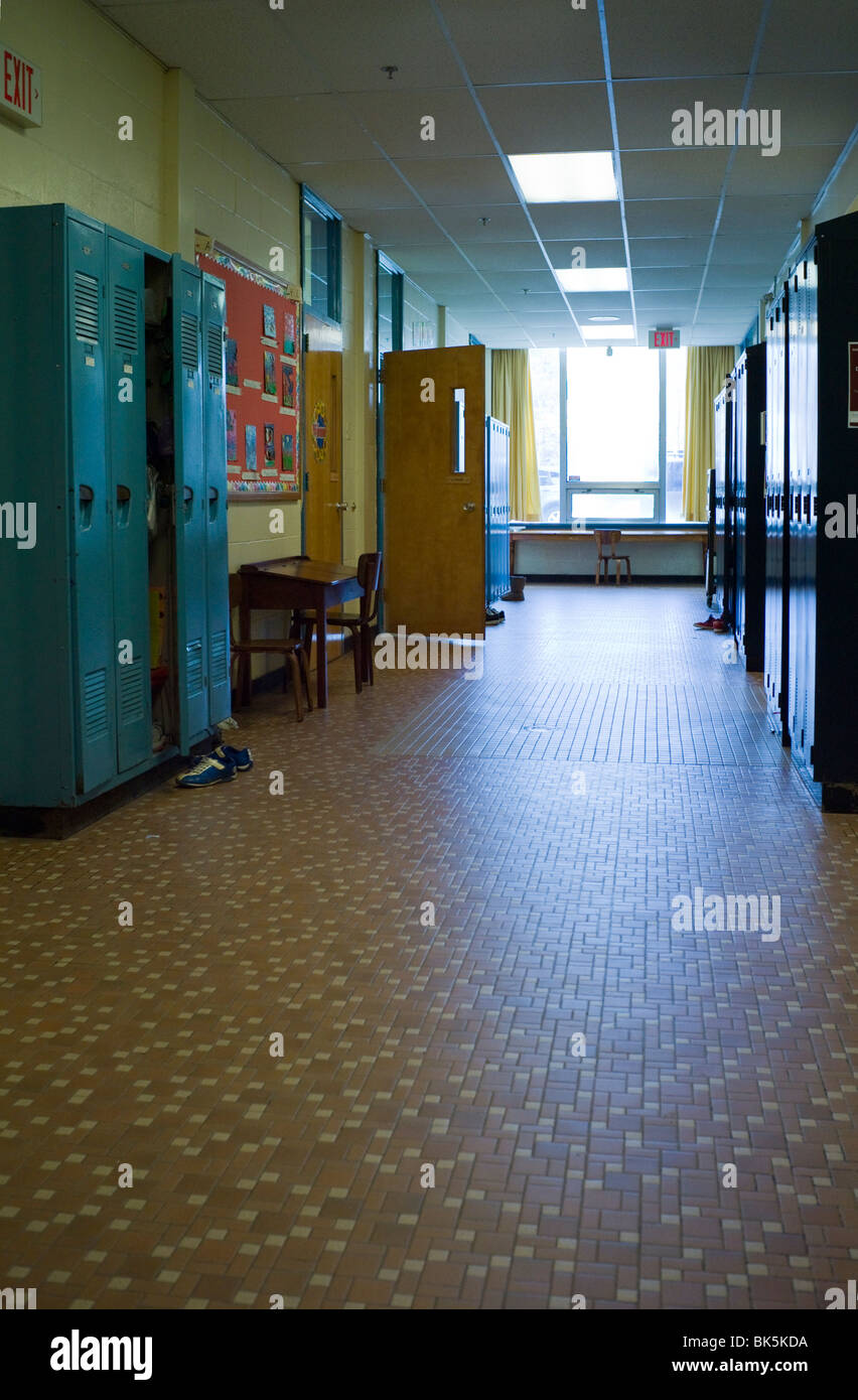 Empty school hallway hi-res stock photography and images - Alamy