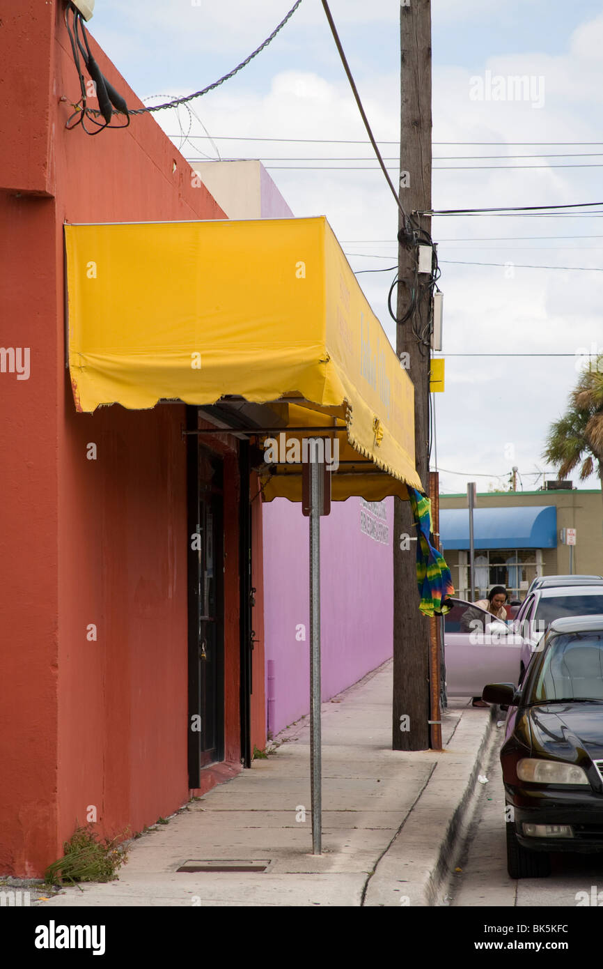 Painted shop fronts hi-res stock photography and images - Alamy