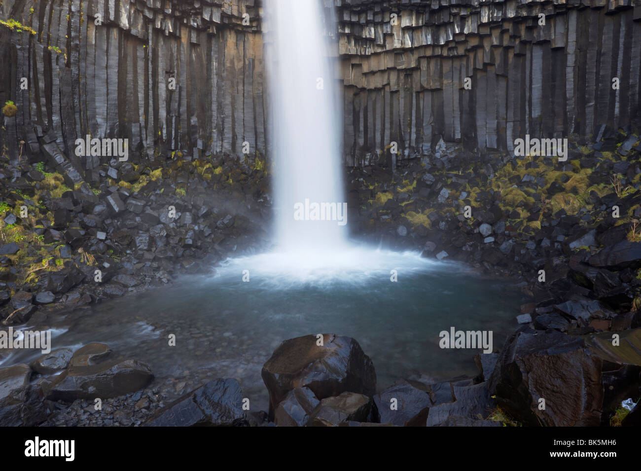 Svartifoss (Black Falls) waterfall, with overhanging black basalt ...