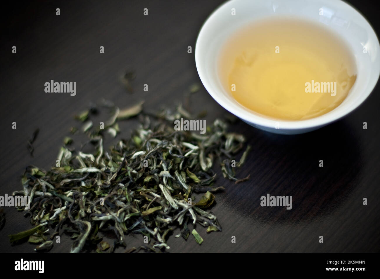 Cup of tea with green tea leaves Stock Photo - Alamy