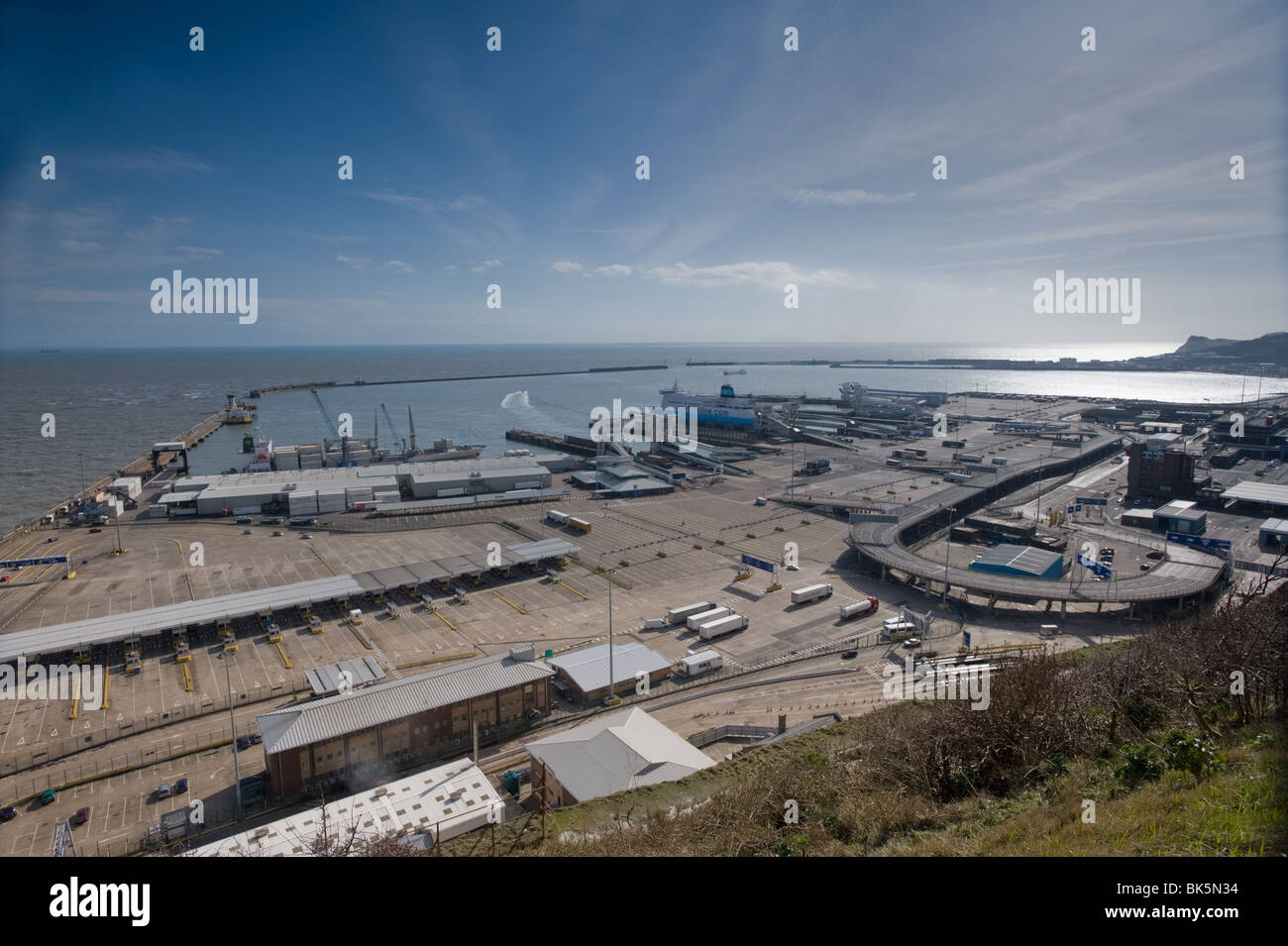 Dover harbour hi-res stock photography and images - Alamy