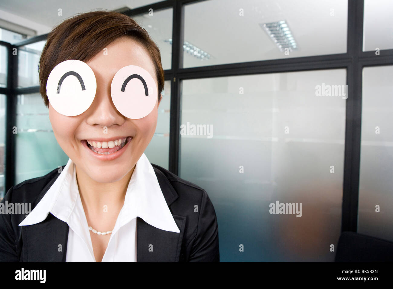 Smiley asian office worker hi-res stock photography and images - Alamy