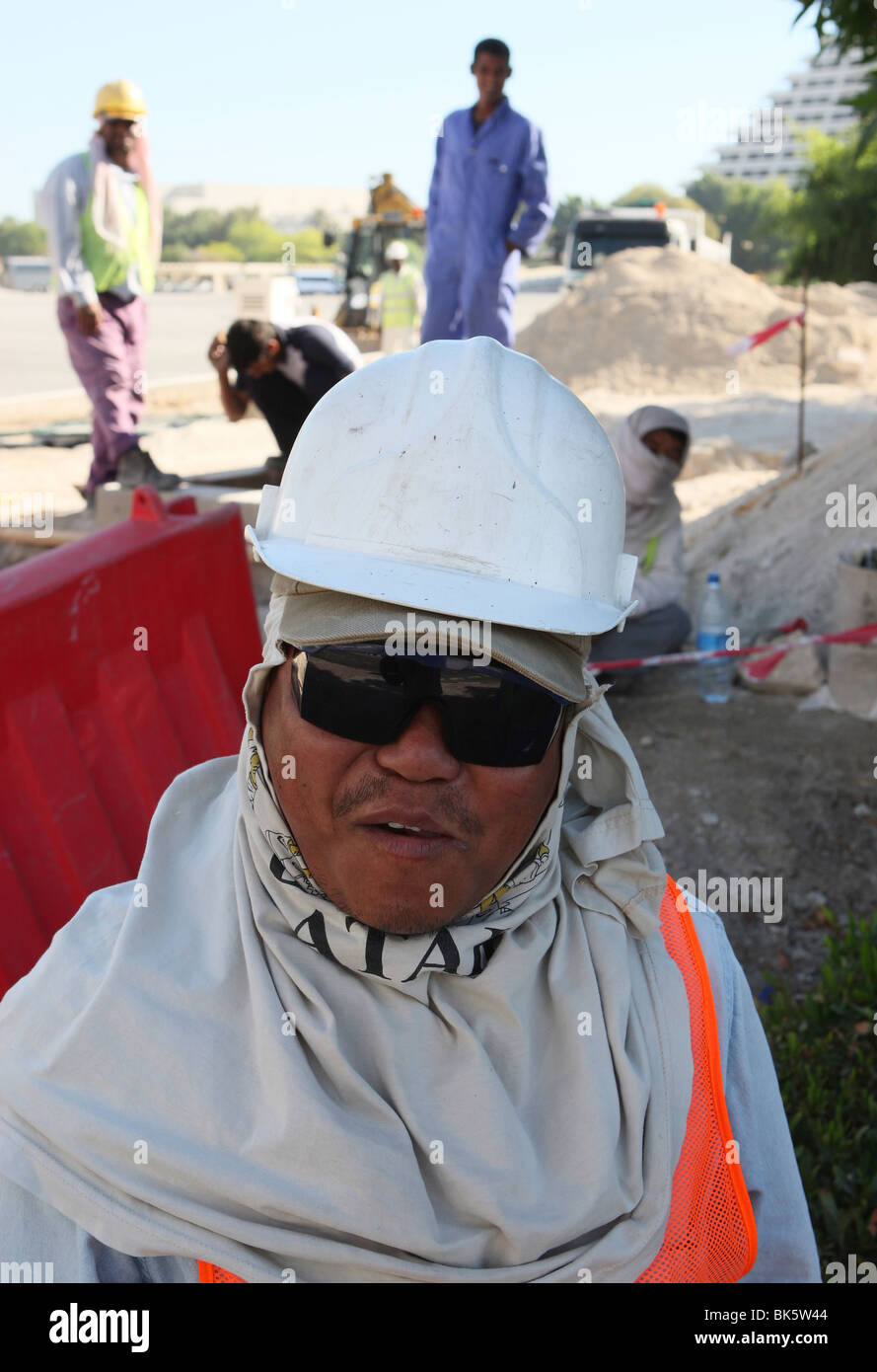 Qatar construction workers hi-res stock photography and images - Alamy