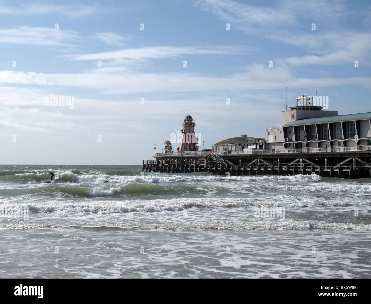 Surfer and pier hi-res stock photography and images - Alamy