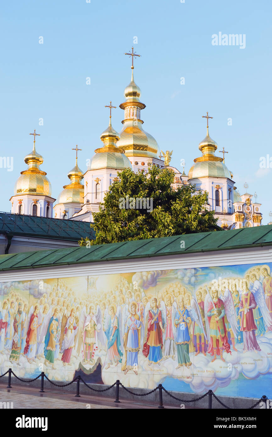 St michaels statue hi-res stock photography and images - Alamy