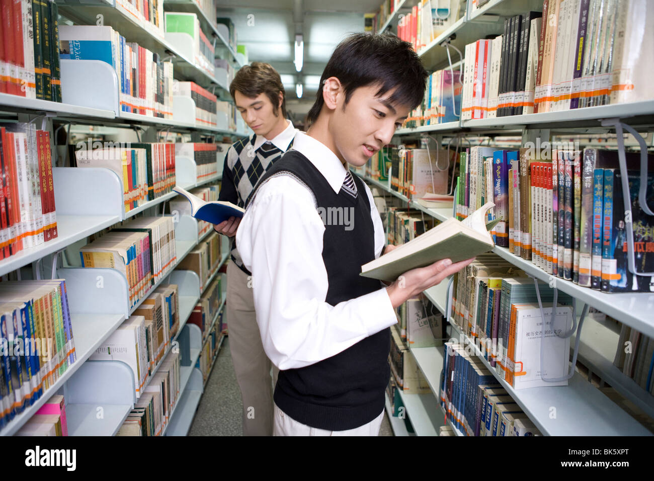 Students in the library Stock Photo - Alamy