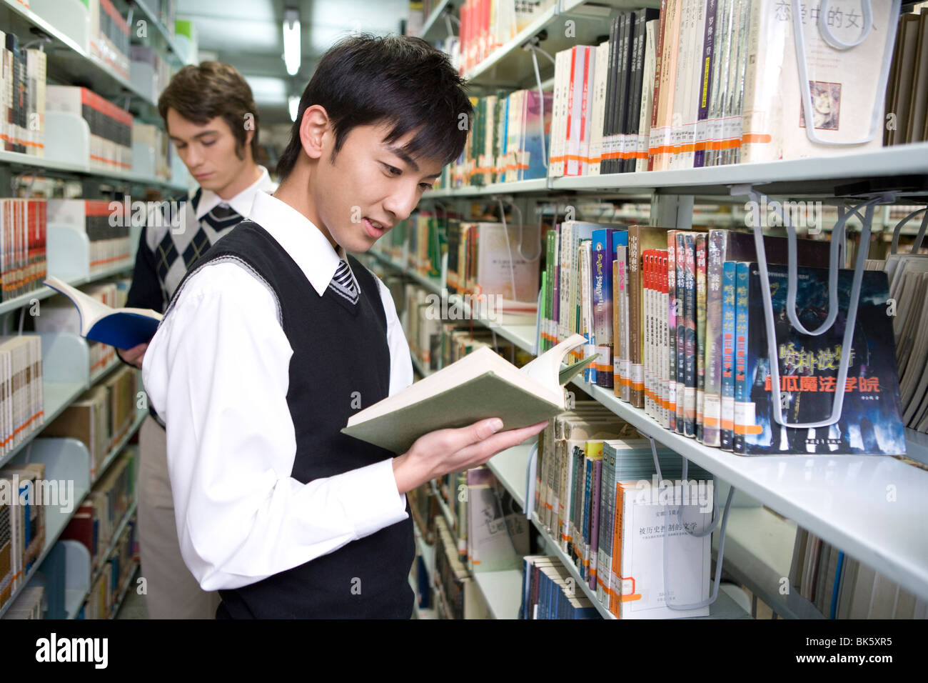 Students in the library Stock Photo - Alamy