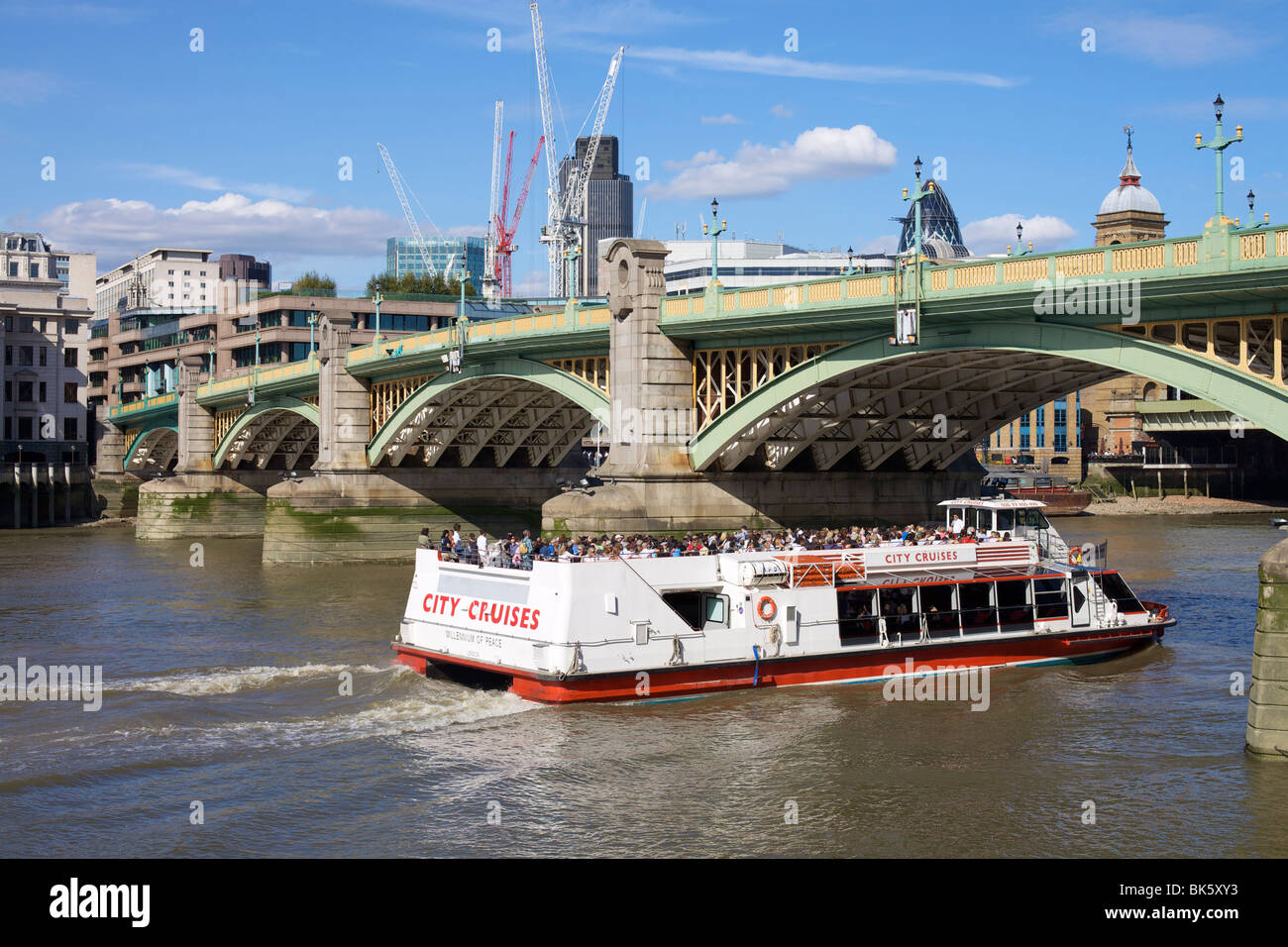 Thames boat cruise hi-res stock photography and images - Alamy