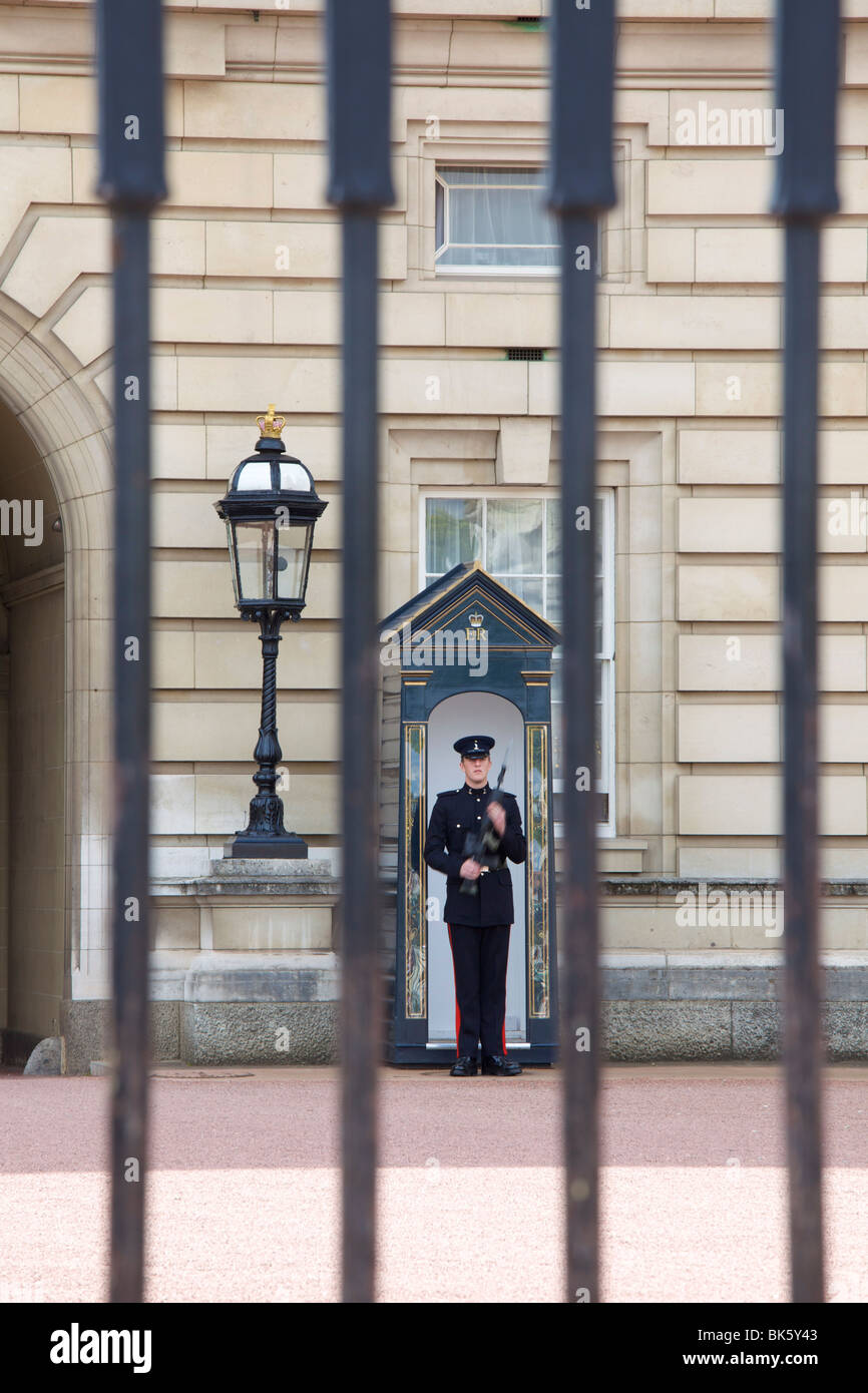 Buckingham palace and sentry box hi-res stock photography and images ...