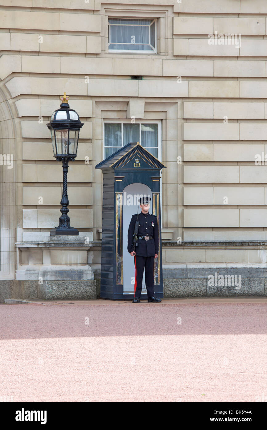 Guard outside Buckingham Palace, London, England, United Kingdom ...