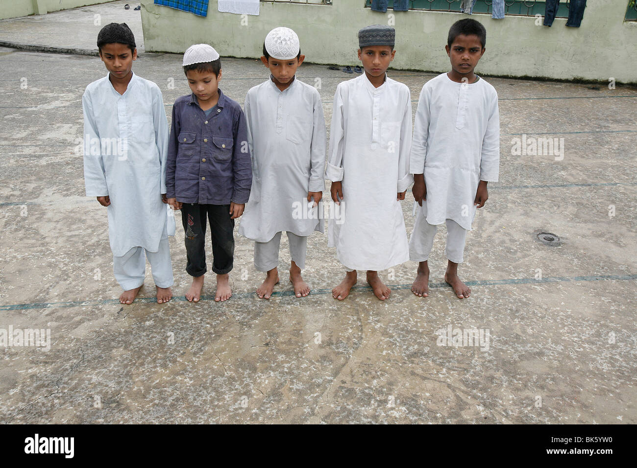 Muslim boys praying hi-res stock photography and images - Alamy