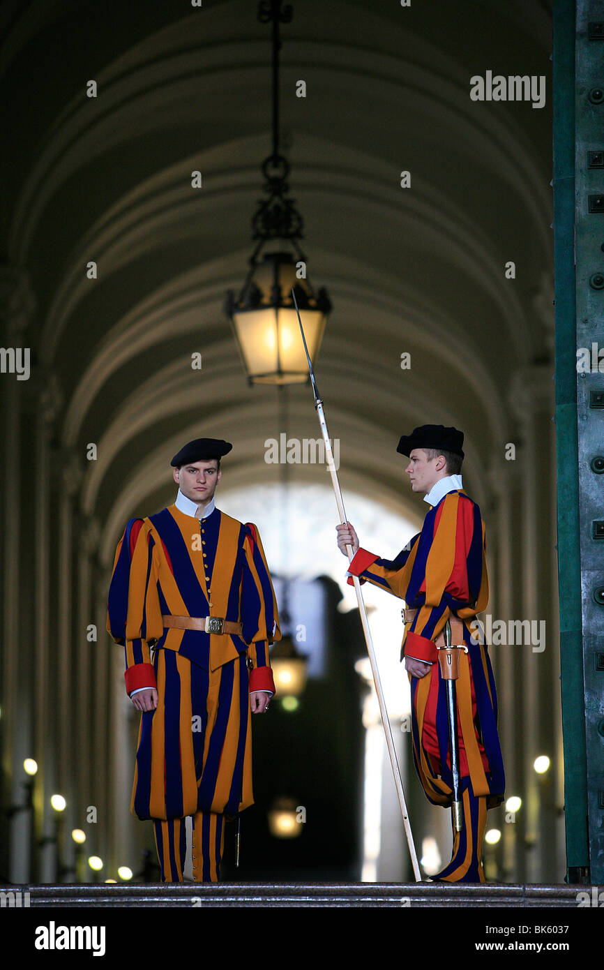 Swiss guards at St. Peter's Basilica, Vatican, Rome, Lazio, Italy ...