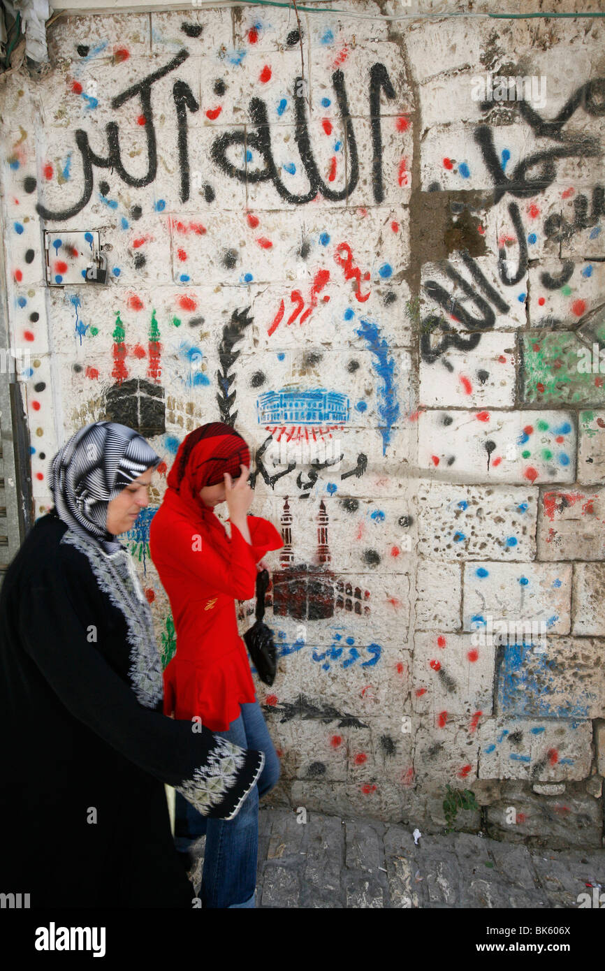 Old women portraits hi-res stock photography and images - Alamy