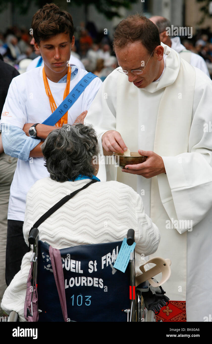 Receiving communion hi-res stock photography and images - Alamy
