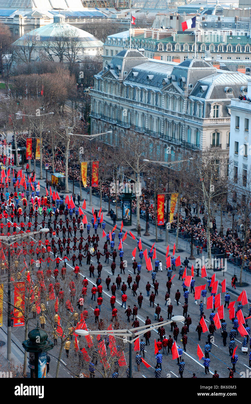 Paris parades people hi-res stock photography and images - Alamy