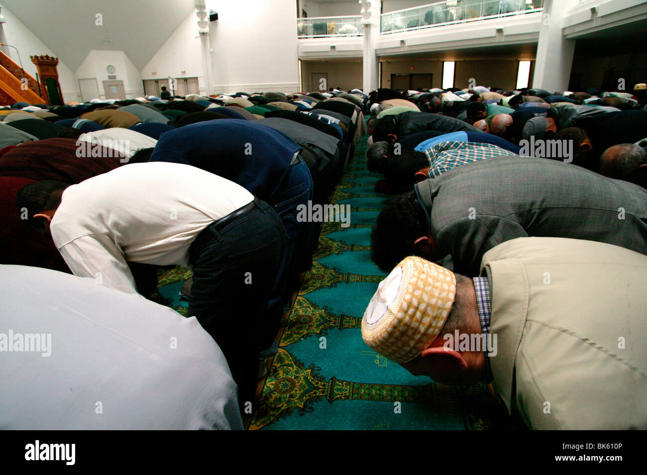 People praying mosque europe hi-res stock photography and images - Alamy