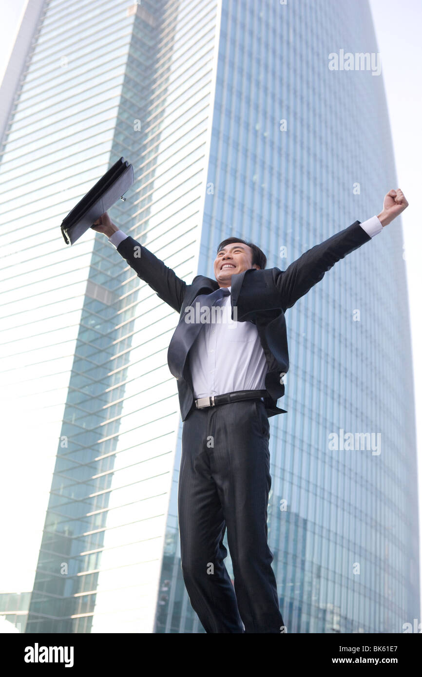 Man jumping off office building hi-res stock photography and images - Alamy