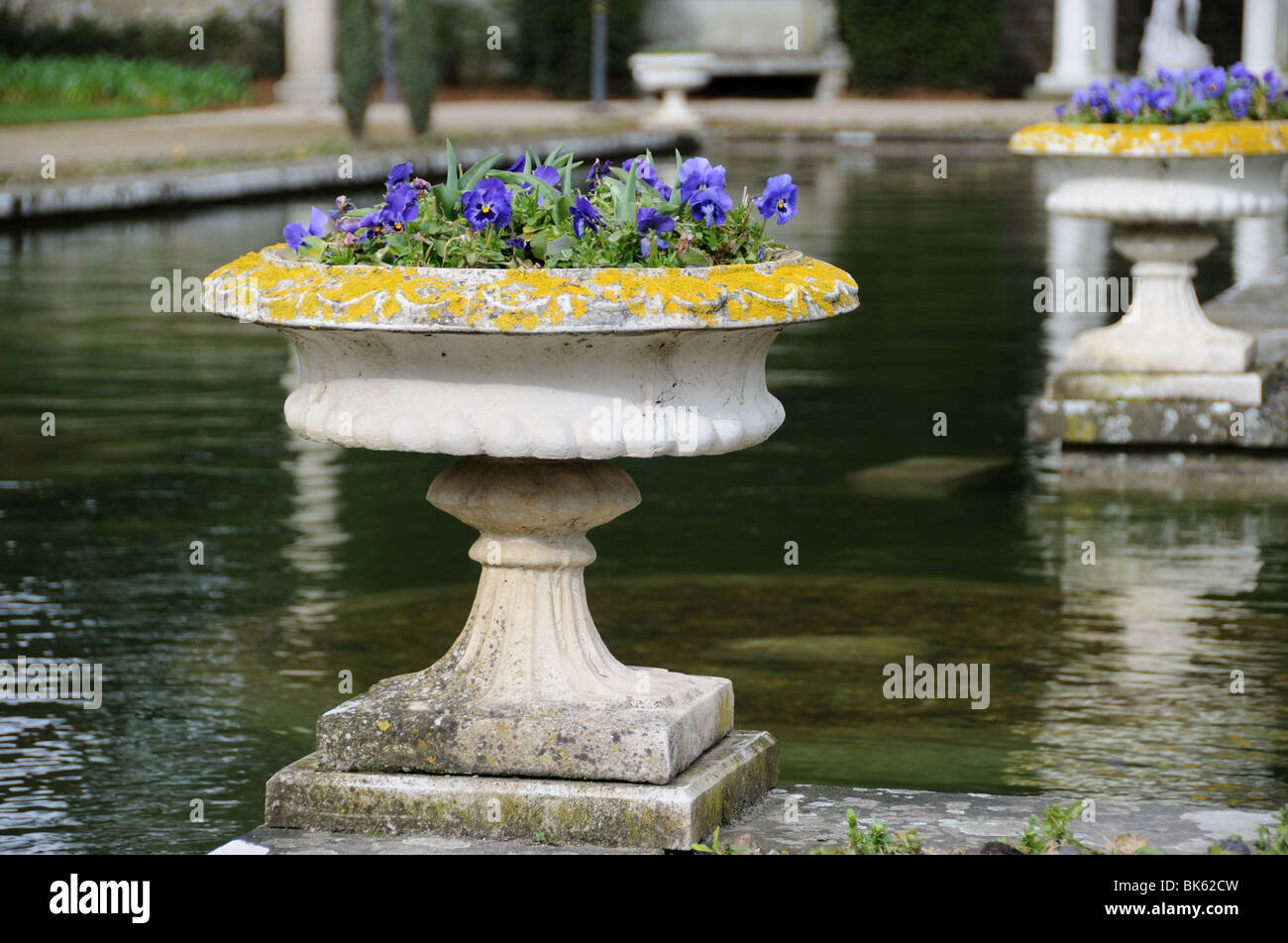 Pedestal of flowers hi-res stock photography and images - Alamy
