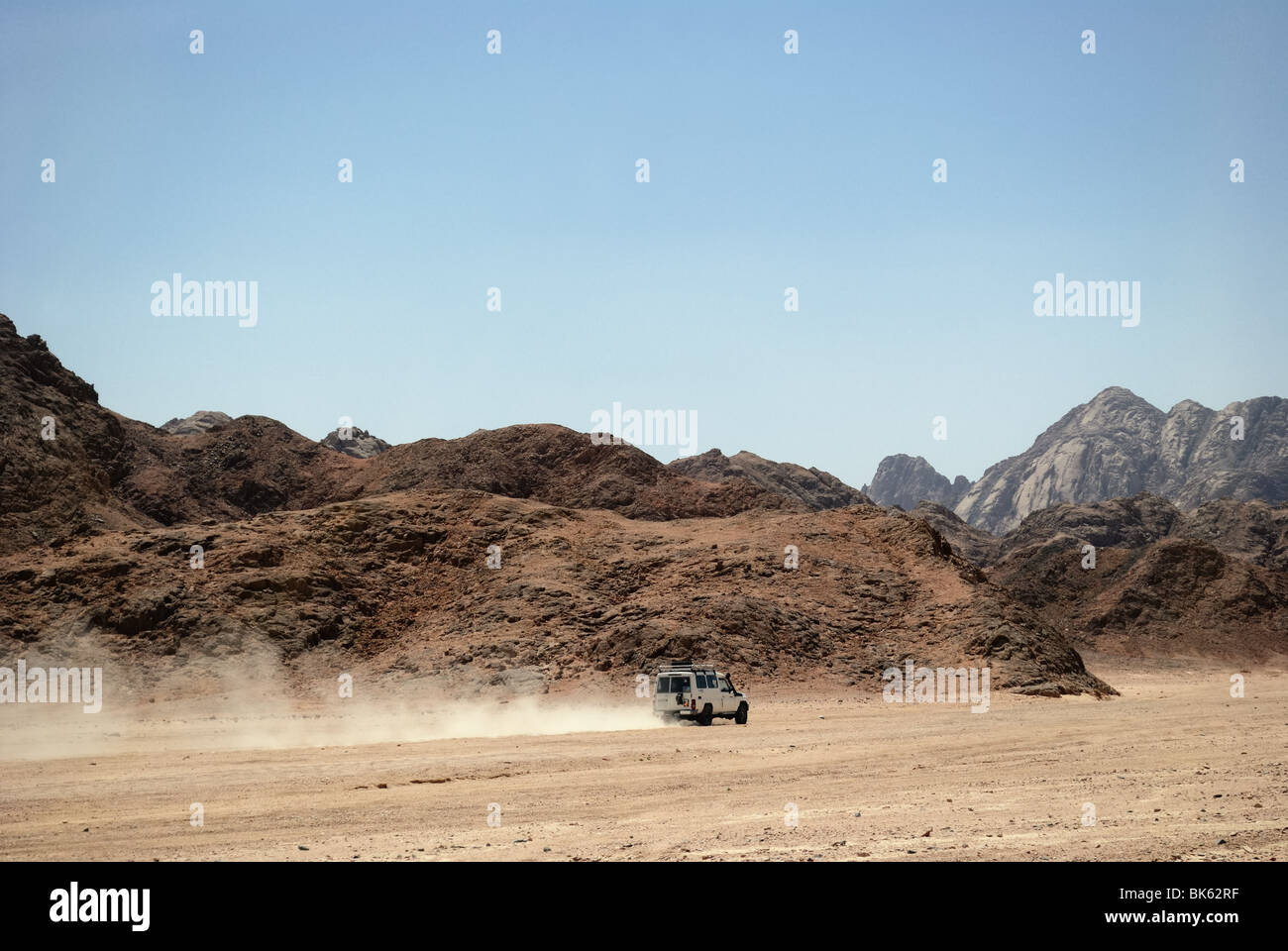 Car racing in desert hi-res stock photography and images - Alamy