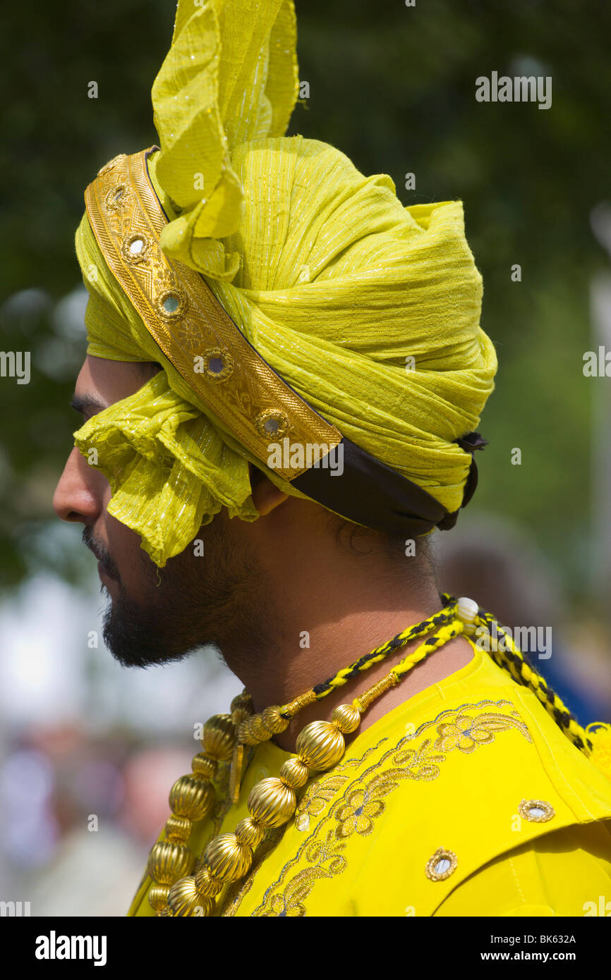 Indian man in Sikh costume Stock Photo - Alamy