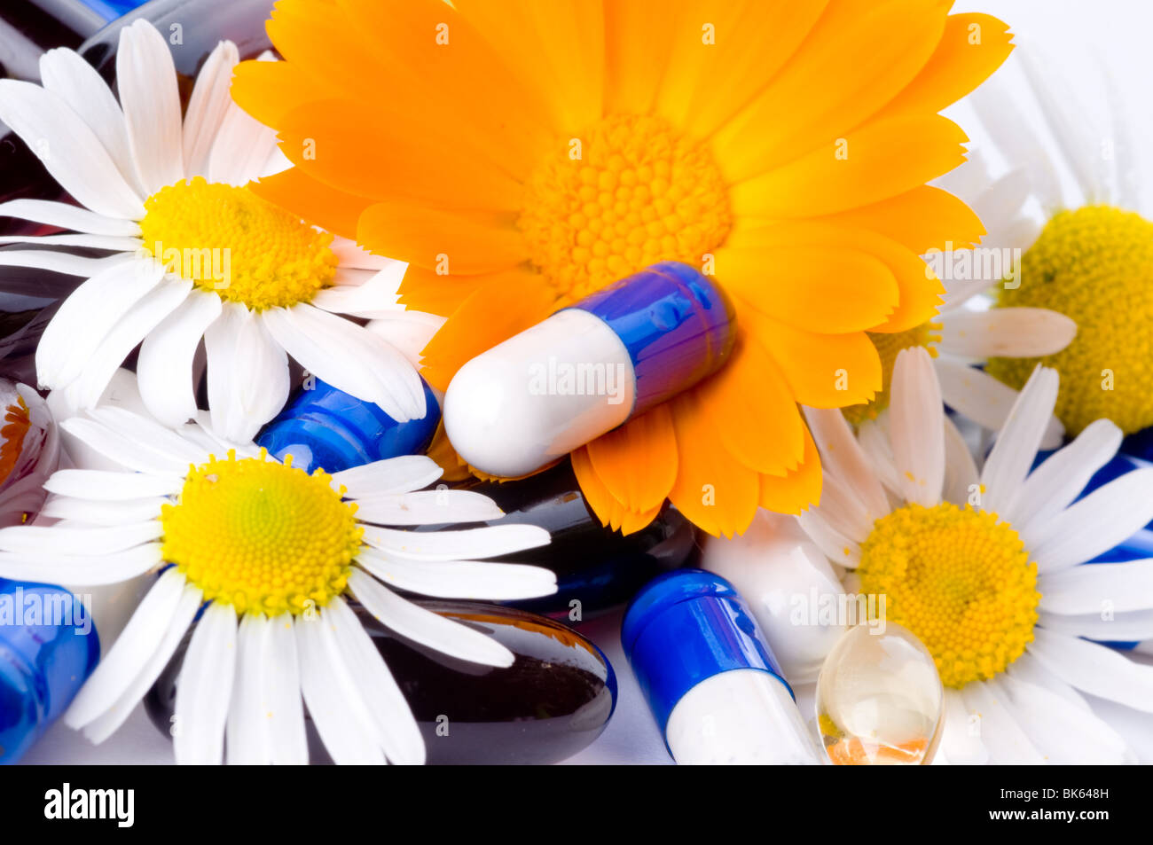 Tablets and flowers. Herbal medicine Stock Photo - Alamy