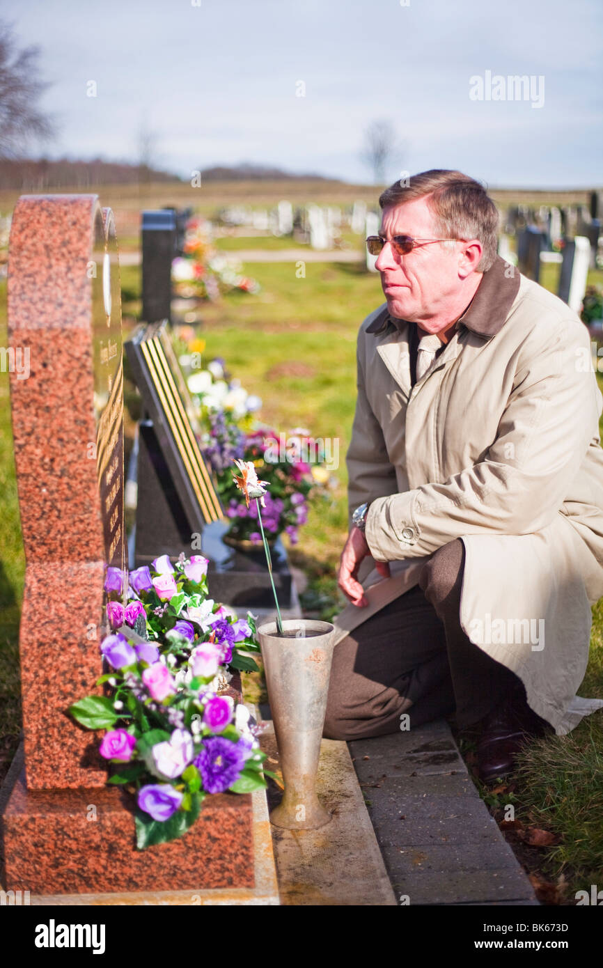 Graveside grieving Stock Photo - Alamy