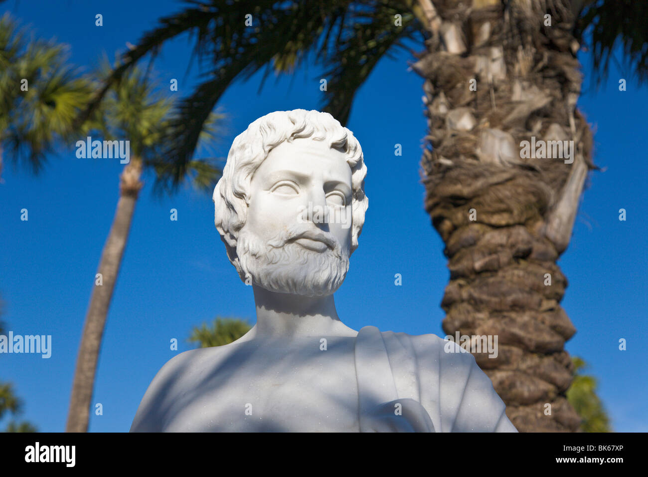 Statue circle hi-res stock photography and images - Alamy