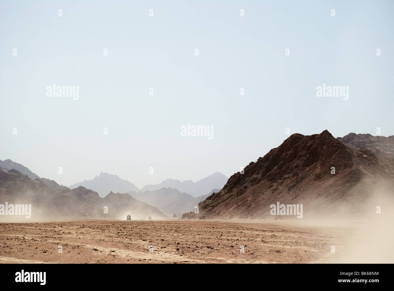 Car racing in desert hi-res stock photography and images - Alamy