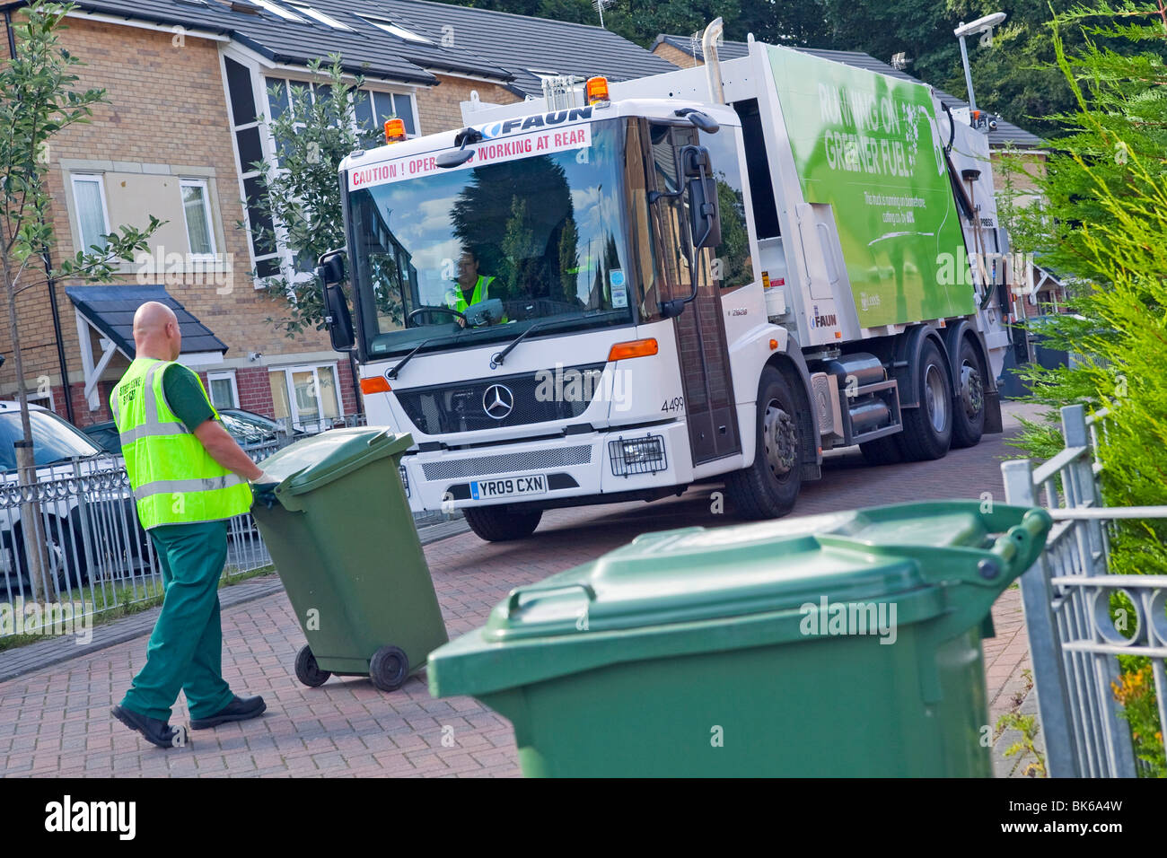 Mercedes bin lorry hi-res stock photography and images - Alamy
