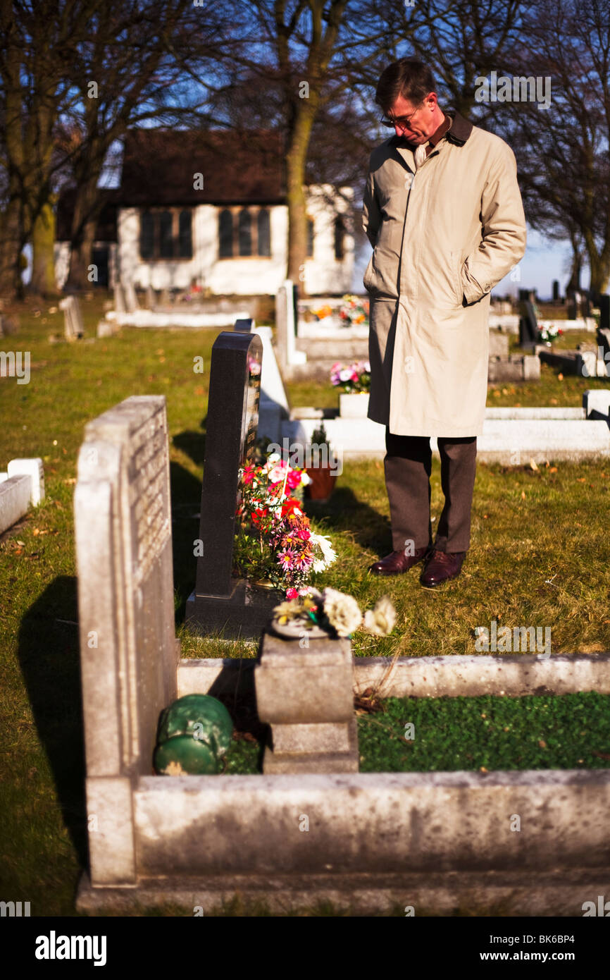 Graveside grieving hi-res stock photography and images - Alamy