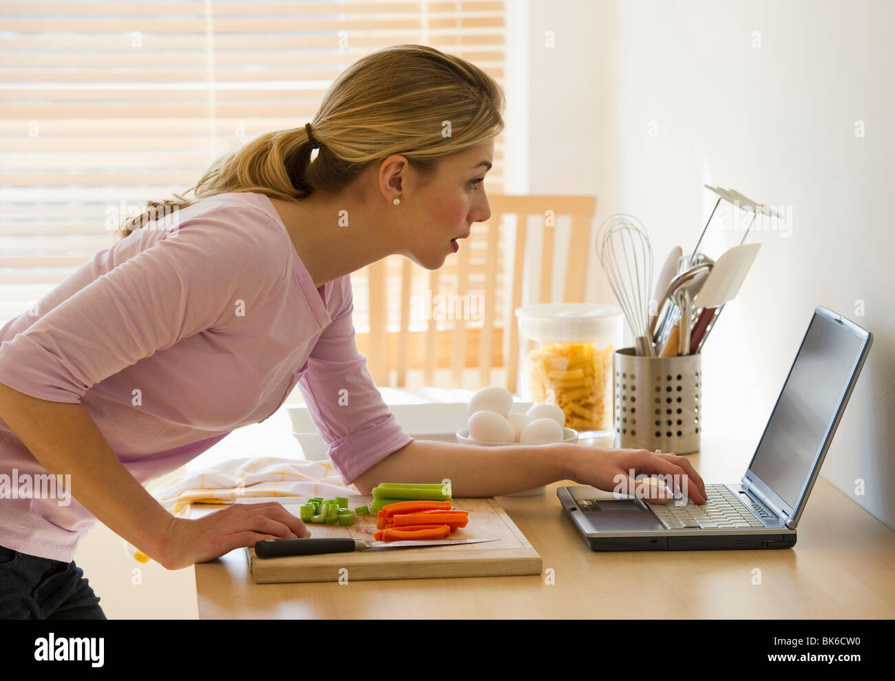 Line of carrots hi-res stock photography and images - Alamy