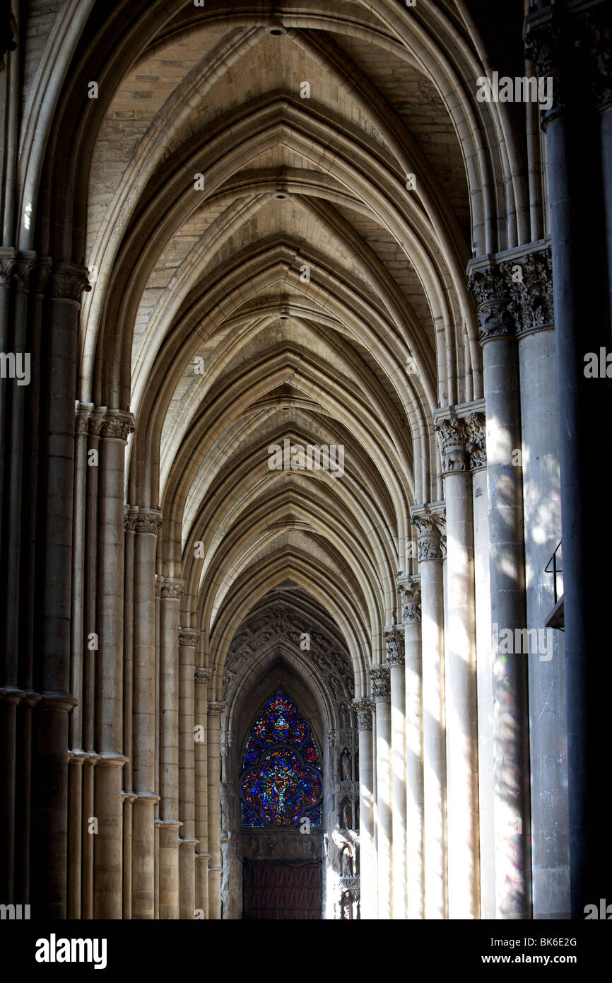 Repeating pattern of arches inside Cathedrale Notre Dame de Reims Stock ...