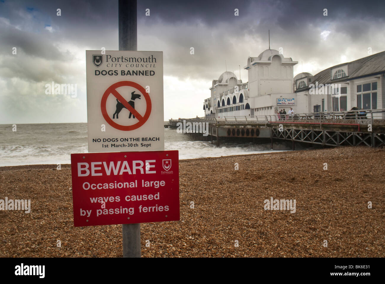 Dogs banned from beach sign hi-res stock photography and images - Alamy