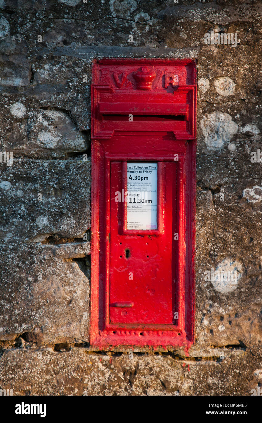 Victorian wall mounted post box Stock Photo - Alamy