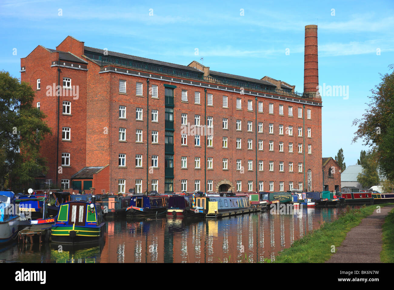 Hovis Mill on the Macclesfield Canal at Macclesfield, an old flour mill ...
