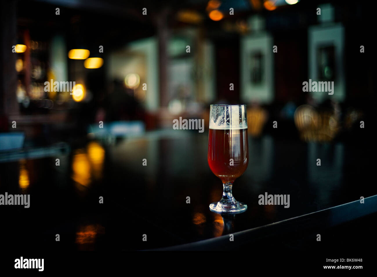 Full pub hi-res stock photography and images - Alamy