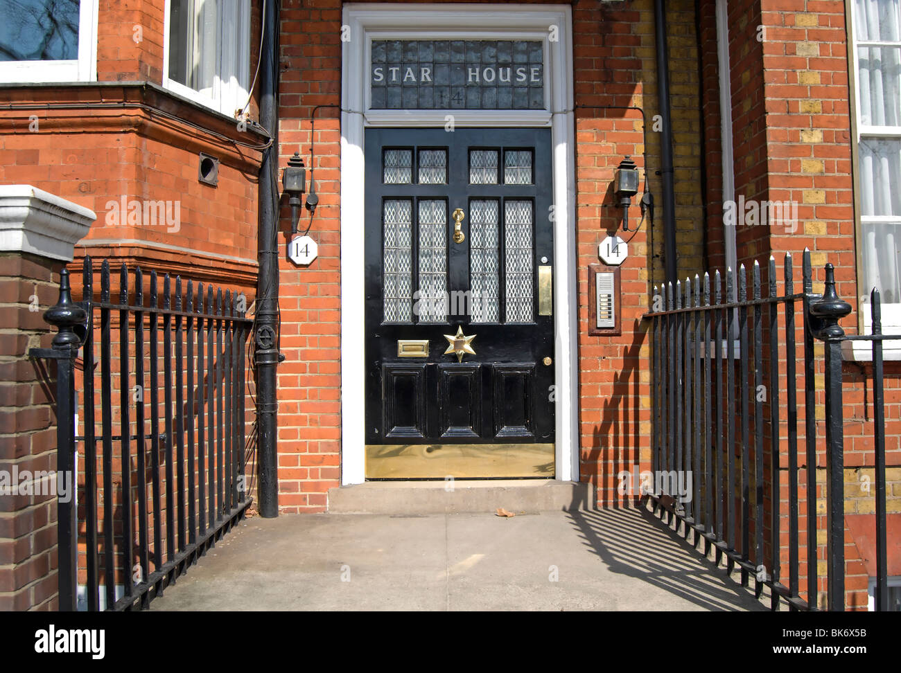 frontdoor and entranceway to star house, 14 cheyne walk, chelsea ...