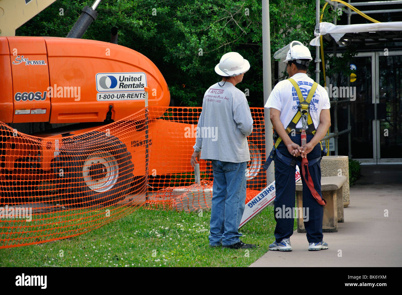 Construction workers talking Stock Photo - Alamy