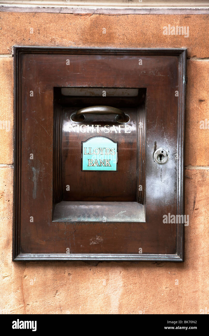 Bank wall night safe hi-res stock photography and images - Alamy