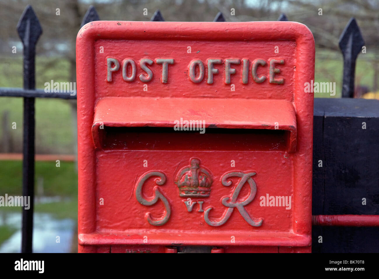 Red george vi postbox hi-res stock photography and images - Alamy
