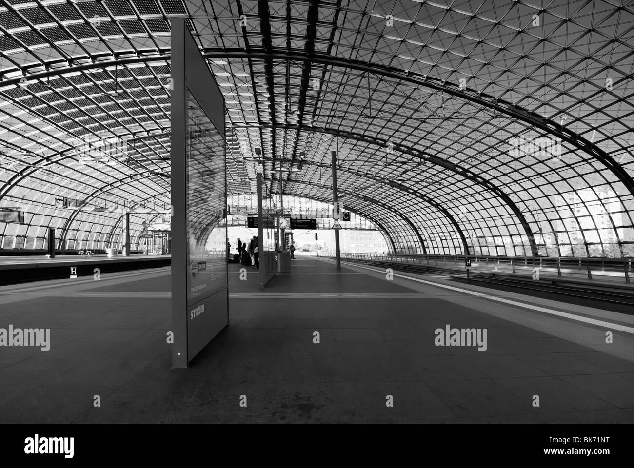 Platform of Berlin's central station. Berlin, Germany Stock Photo - Alamy