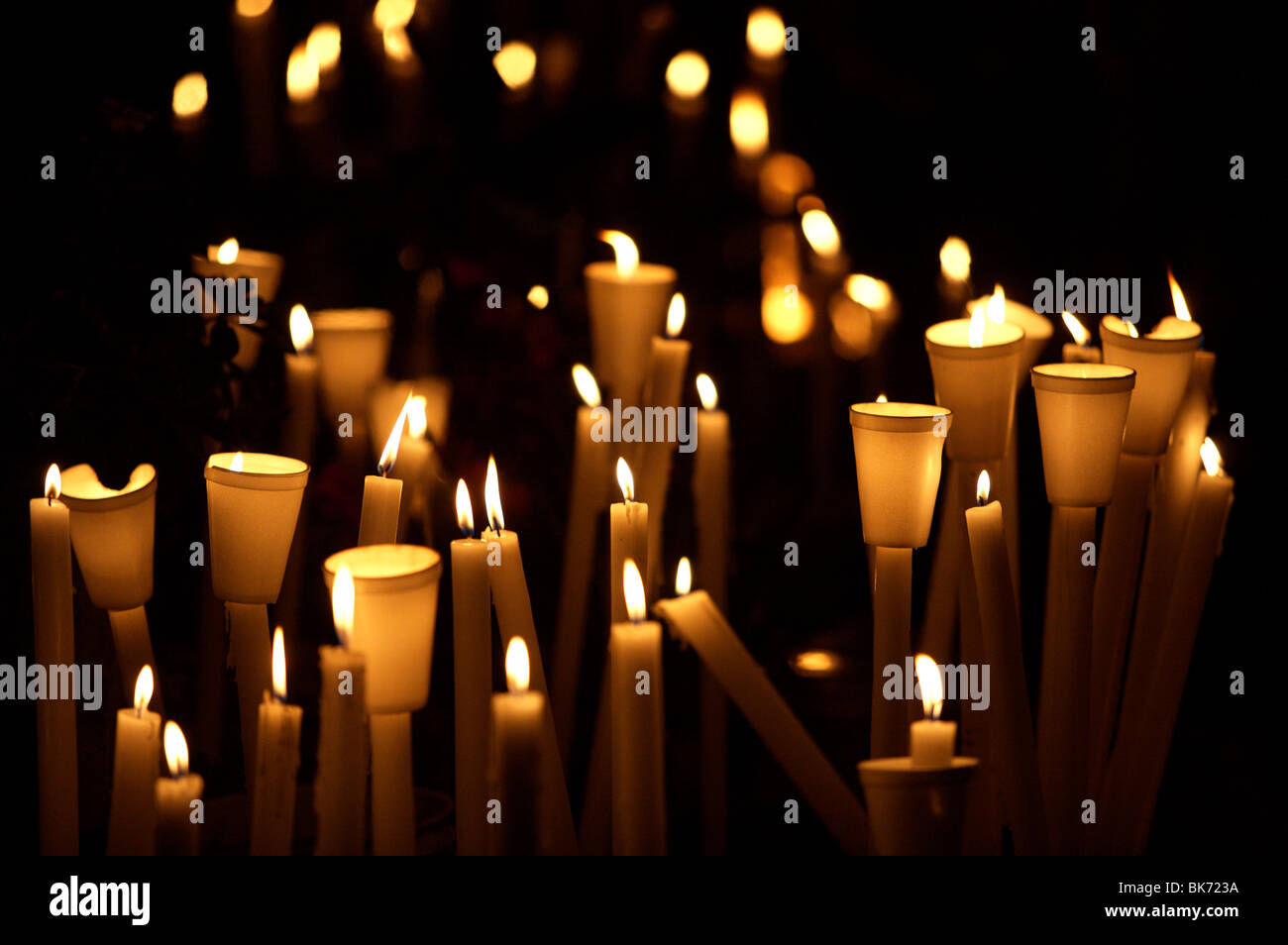 Graves with candles hi-res stock photography and images - Alamy