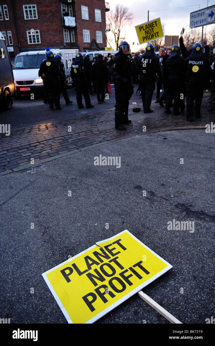 Protective clothing riot hi-res stock photography and images - Alamy
