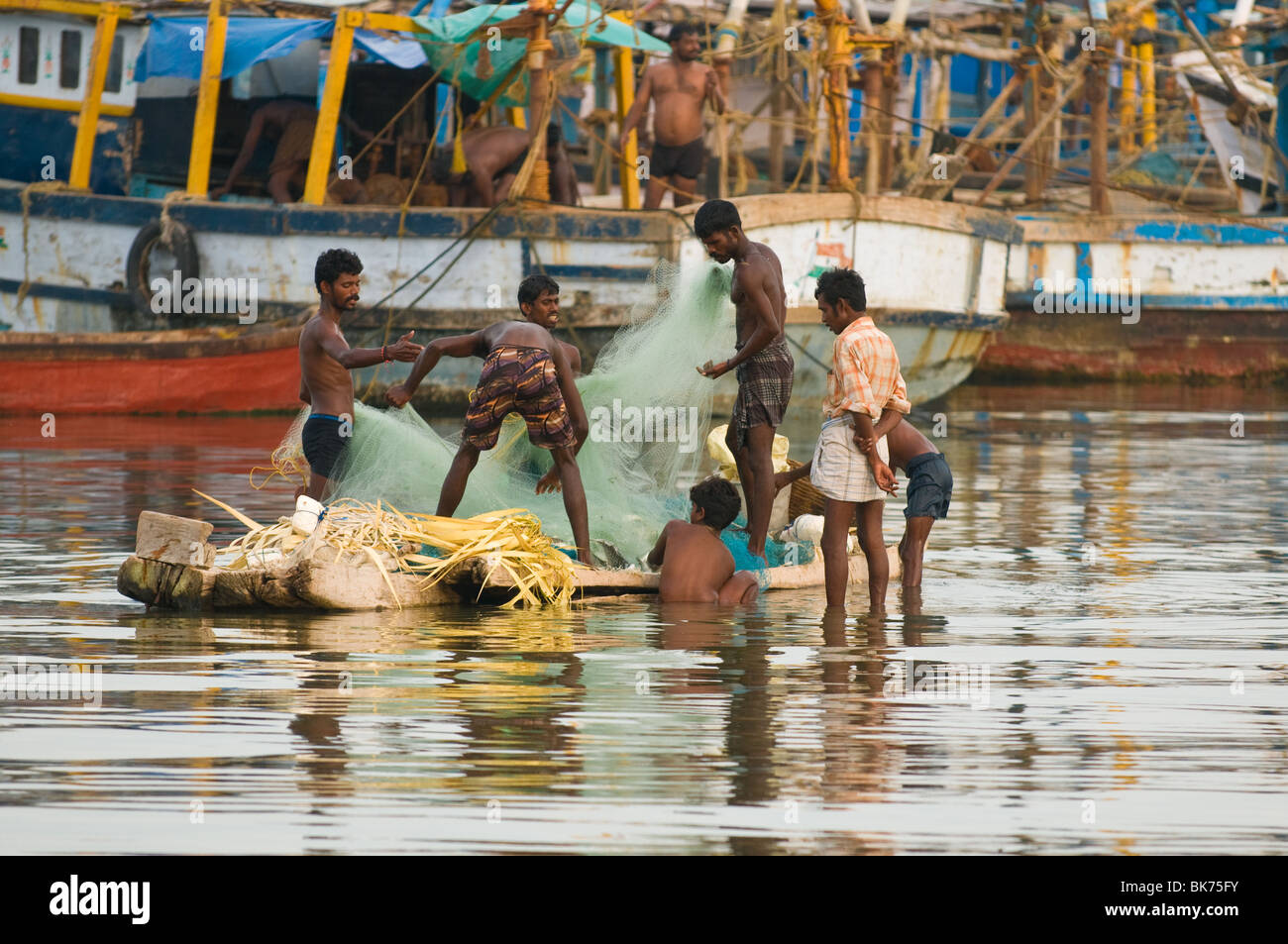 Fishermen weaving nets hi-res stock photography and images - Alamy
