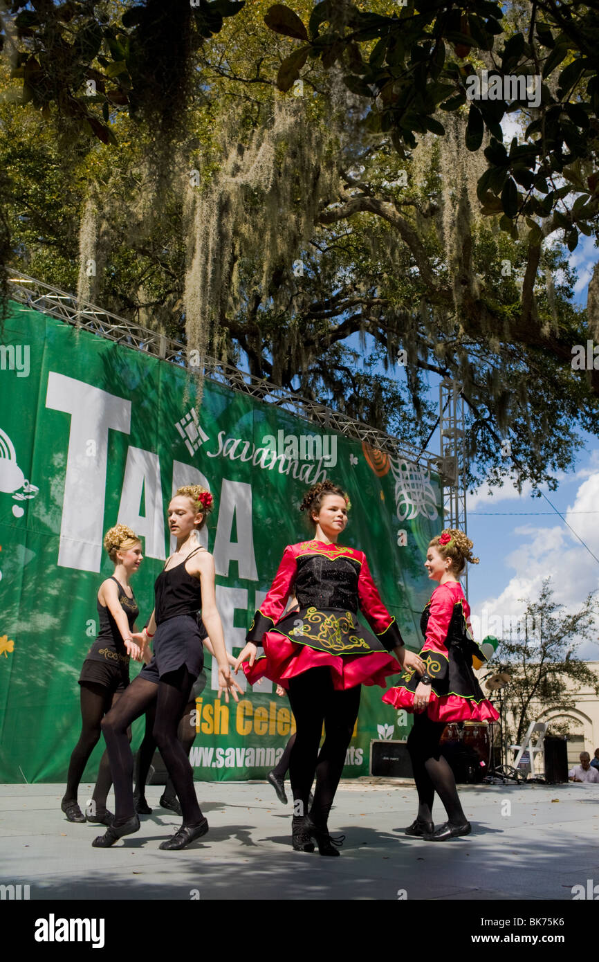 Traditional dancers georgia hi-res stock photography and images - Alamy