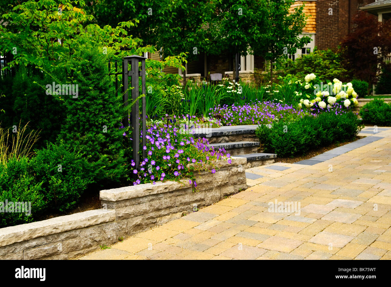 Front garden paving hi-res stock photography and images - Alamy