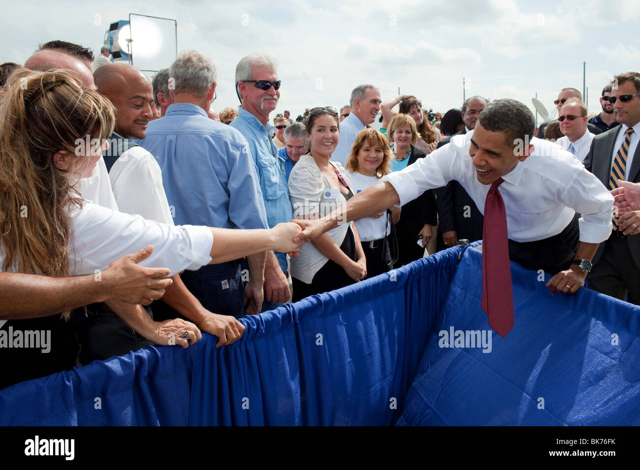 Obama crowd hands hi-res stock photography and images - Alamy